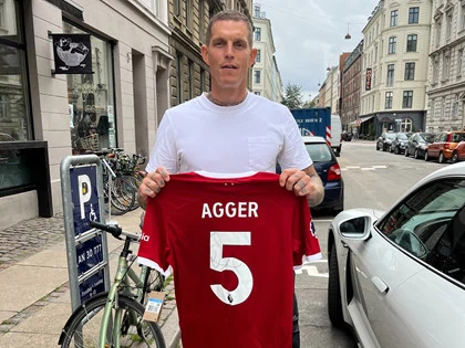 Daniel Agger Liverpool spillertrøje med autograf og 5 signeret A4 fotos
